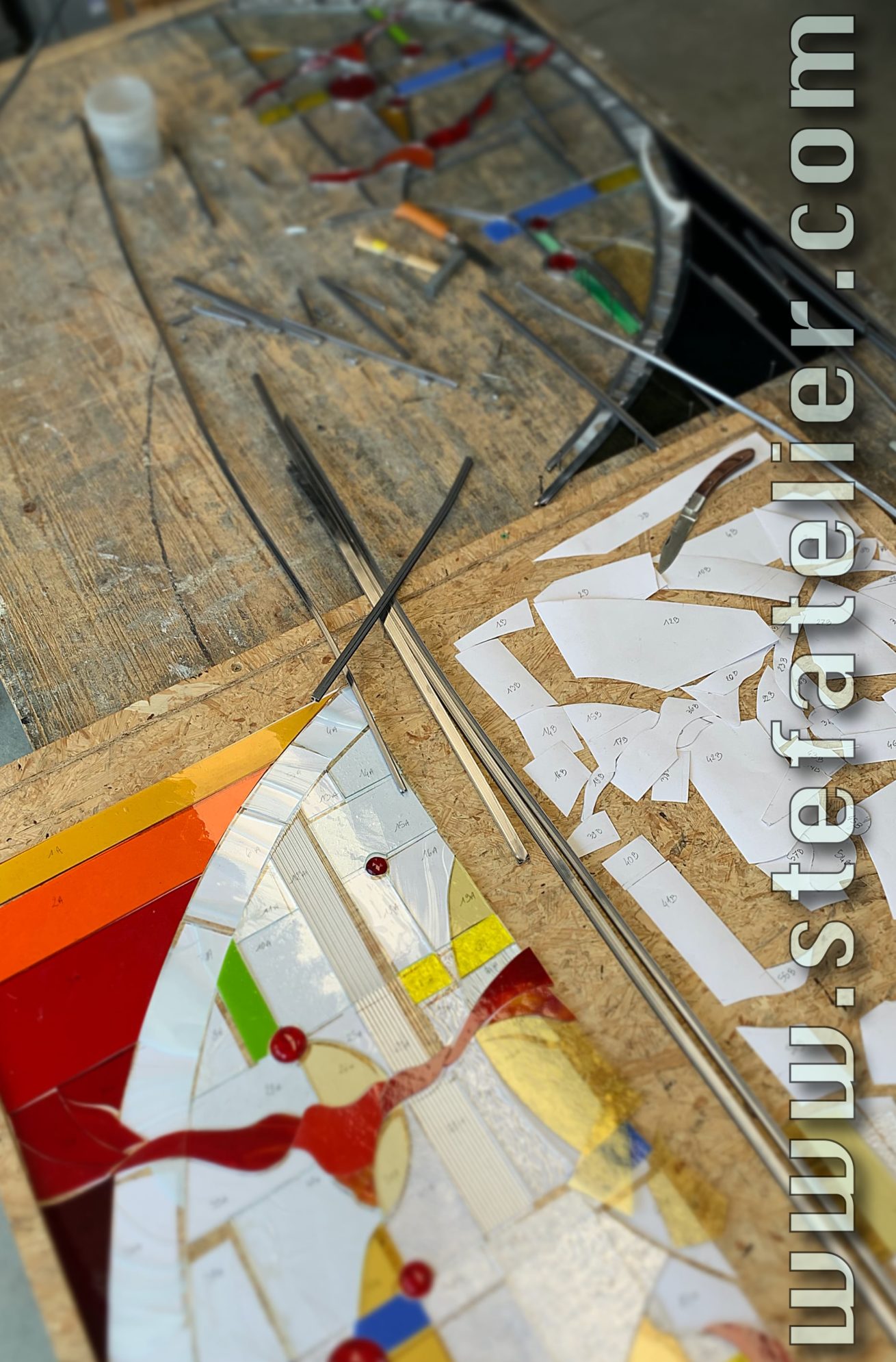 Vitrail moderne pour double porte – Stef Atelier Vitraux d art